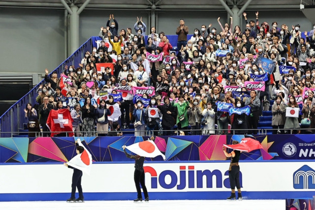 フィギュアNHK杯エキシビ告知に登場した人気女性スケーターがまさかの“コスプレ” 話題沸騰の笑撃姿「イメージが完全崩壊」「誰だか気づかなかった...」（THE DIGEST）｜dメニュー ...